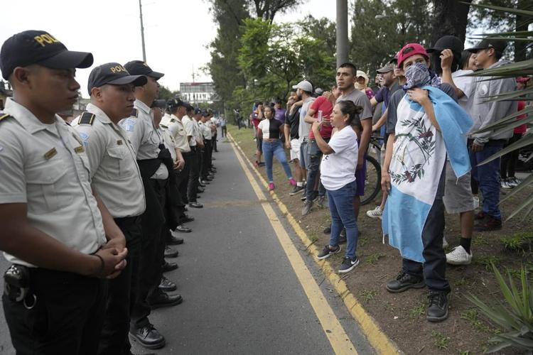 Guatemalan police begin clearing protesters' roadblocks after president ...