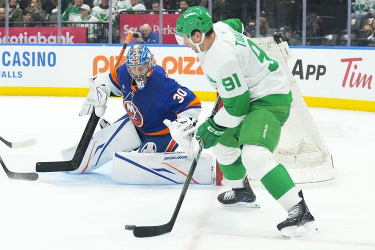 New York Islanders jump on Maple Leafs early, down Toronto 3-1