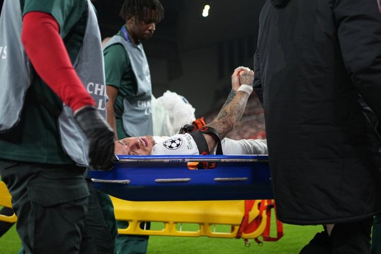 Galatasaray player Noa Lang sustains freak hand injury after colliding ...