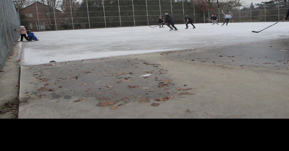 Shinny players take over at Toronto outdoor rink
