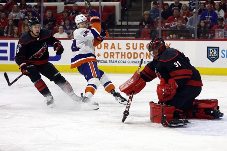Martinook ends goal drought as Hurricanes nip Islanders, 2-1