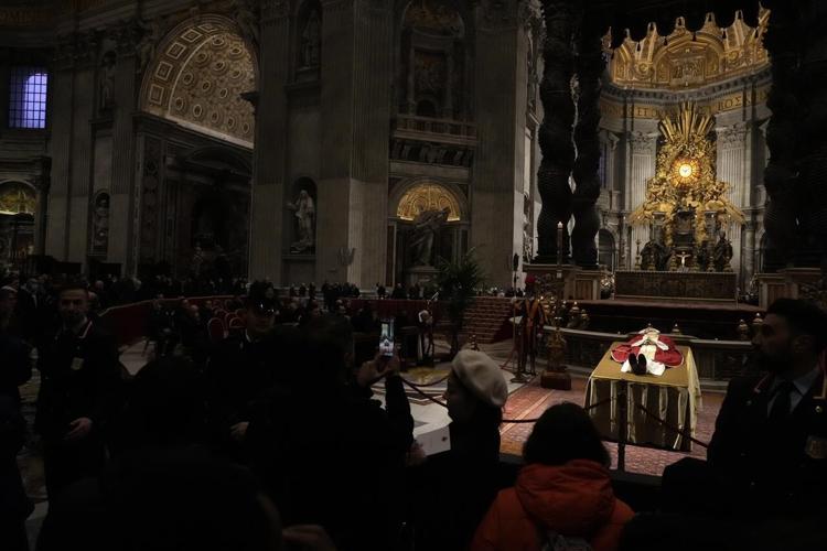 Some 200,000 turn out over 3 days to view Benedict’s body