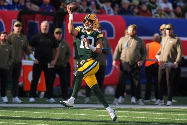 Packers running back Josh Jacobs leaves game at the Giants with a knee ...