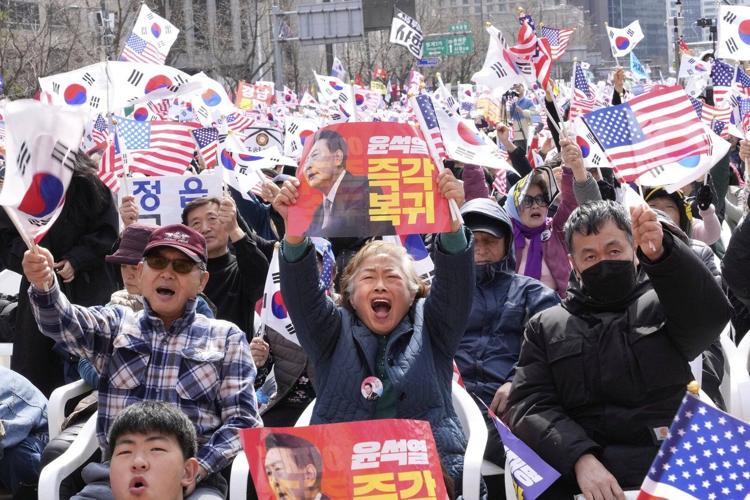 Huge Crowds March In Rival Rallies For And Against South Koreas 7816