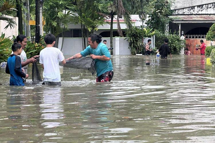 Philippine air force helicopter carrying 5 crashes while en route to ...