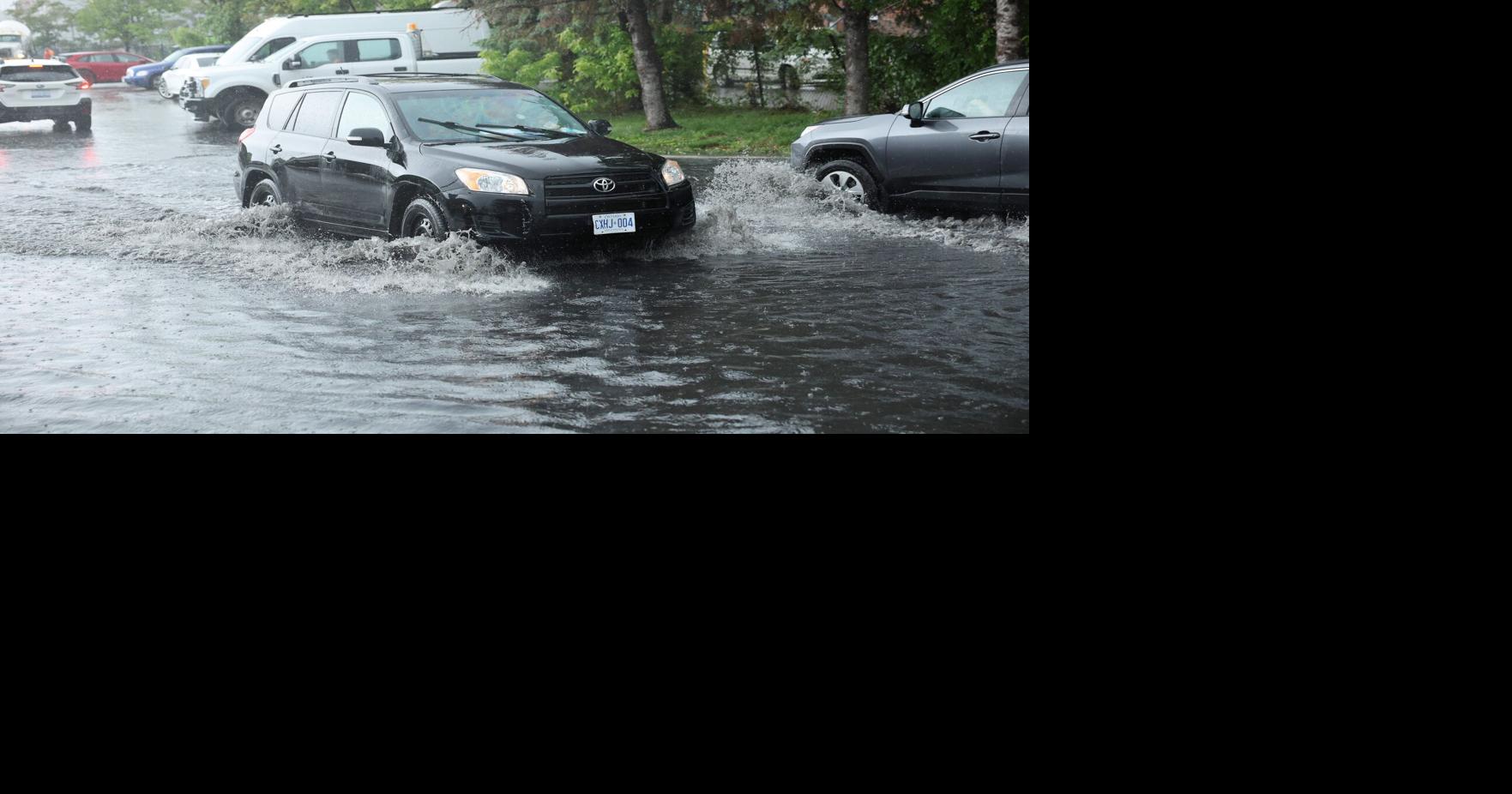How to drive safely in rain and thunderstorms
