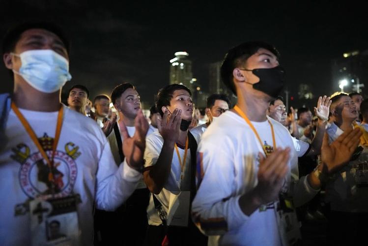Filipino Catholics hold big procession after pandemic eases