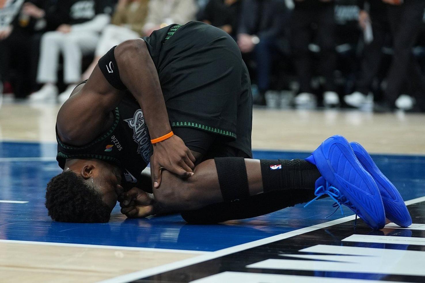 Timberwolves lose Anthony Edwards and Donte DiVincenzo to leg injuries ...