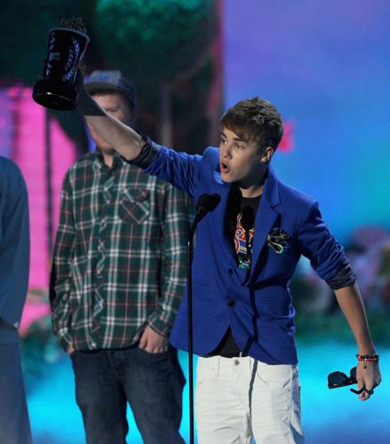 A trophy — and a teasing — for Justin Bieber at MTV Movie Awards