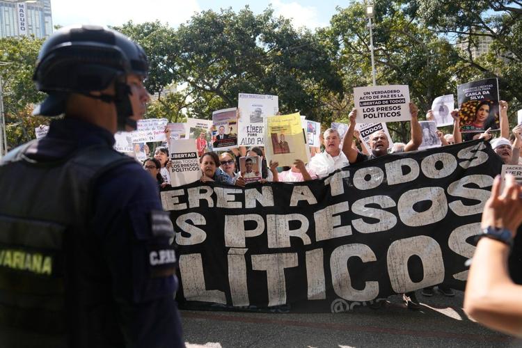 Families of Venezuelan prisoners demand their release after weeks of ...