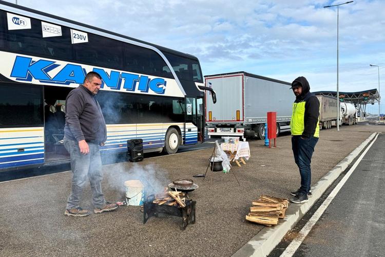 Balkan truck drivers block border crossing in protest of EU entry rules