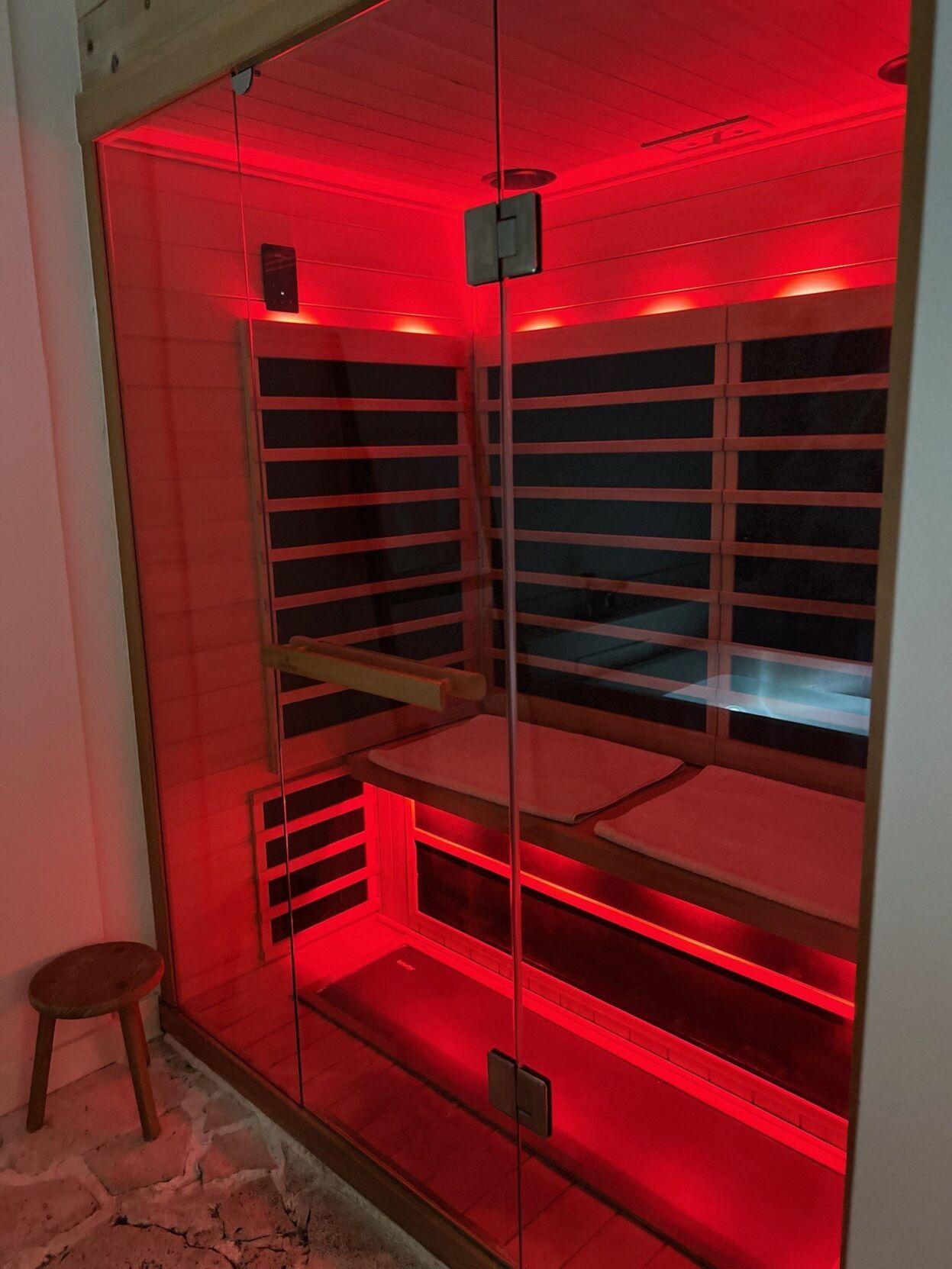 What does red light therapy in Toronto gyms and spas do?