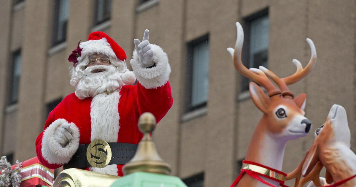 Flurries greet St. Nick's arrival in Toronto