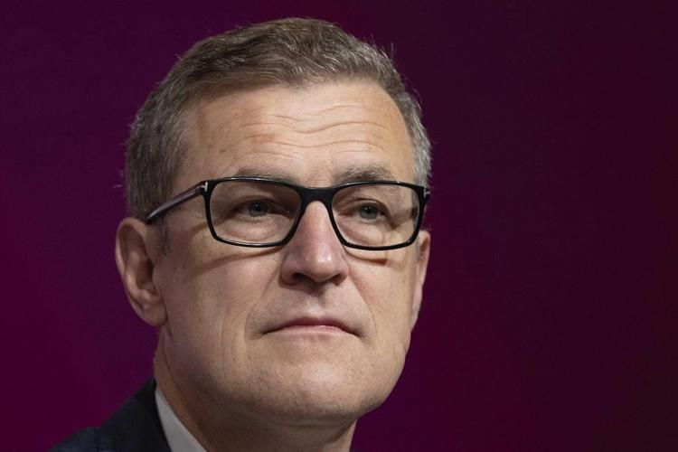 Bayern presents Dreesen as CEO as dispute with club great Kahn deepens