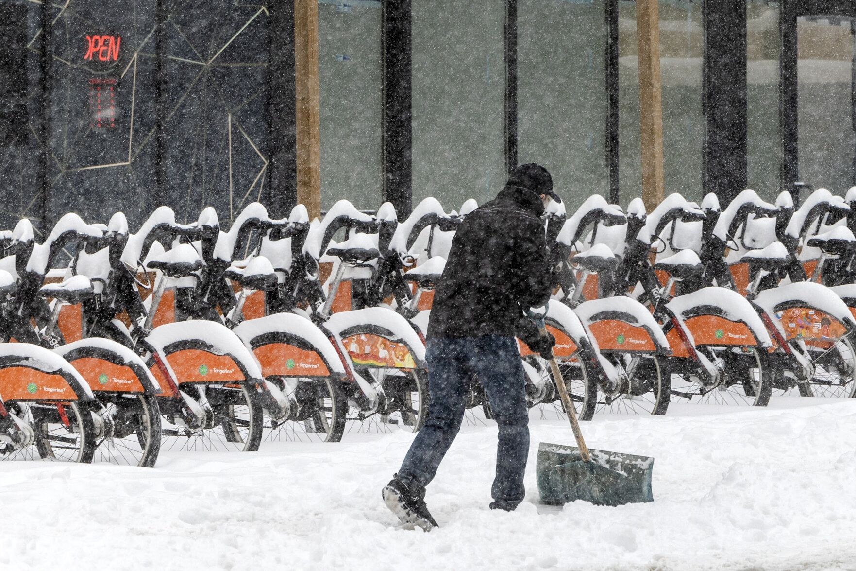 Toronto snowfall warning live: Major commute, travel delays