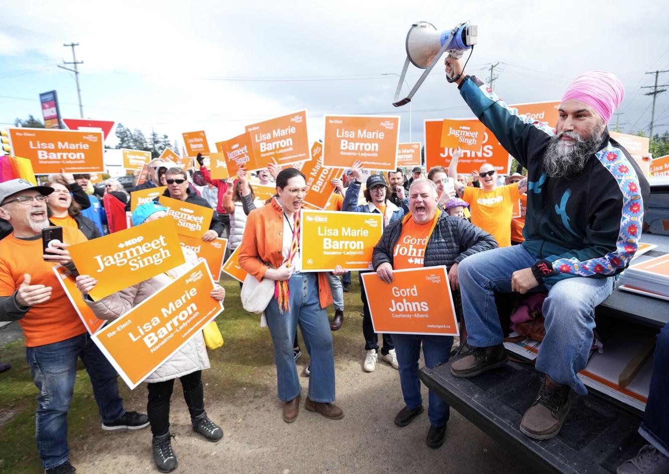 Federal leaders race through battleground ridings