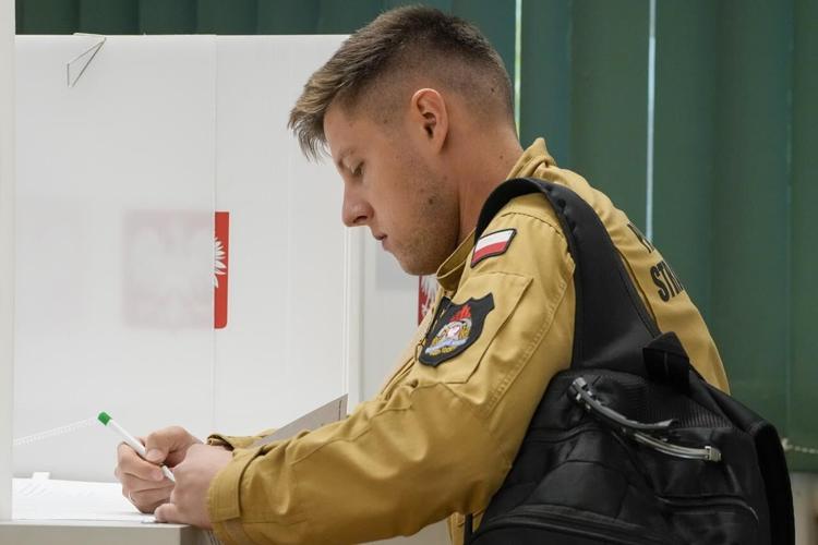 Poles vote in a high-stakes election that will determine whether right ...