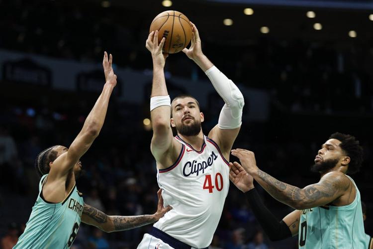 Powell, Leonard help Clippers pull away from Hornets late for 112-104 ...