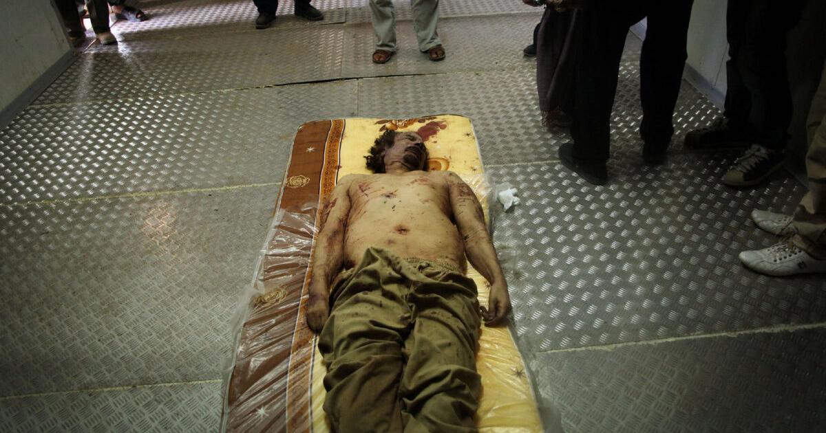 Libyans line up to see Gadhafi’s body in freezer