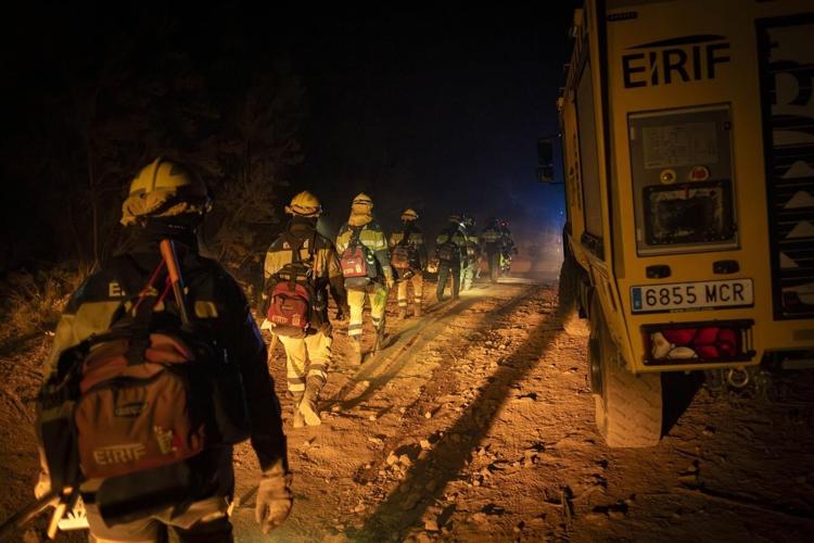 Firefighters battle smoke and heat to control a major wildfire in Spain ...