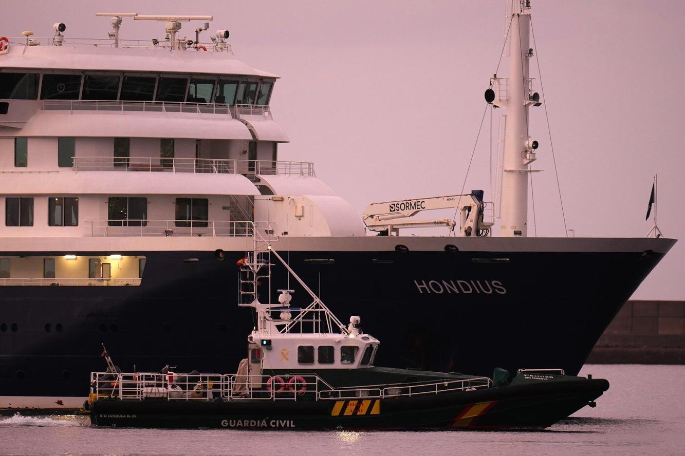 Canadians on ship at centre of hantavirus outbreak land in Canada