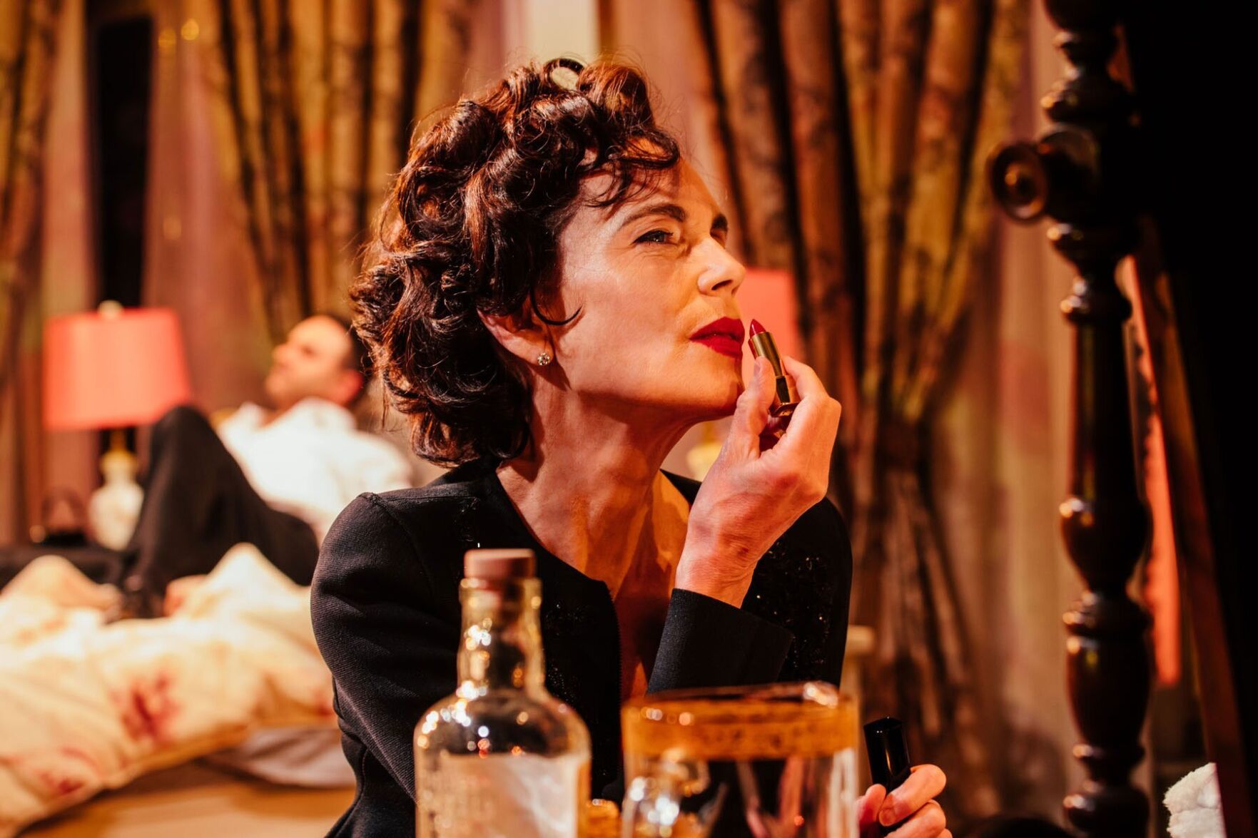 Elizabeth McGovern throws the corset ‘in the trash’
