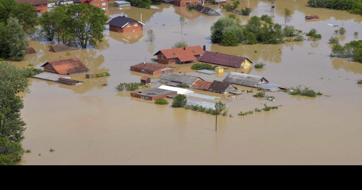 Flooding forces evacuation of 12 Serbian villages along Sava River