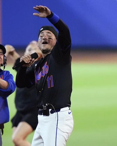 OMG! Mets infielder Jose Iglesias performs his song after win