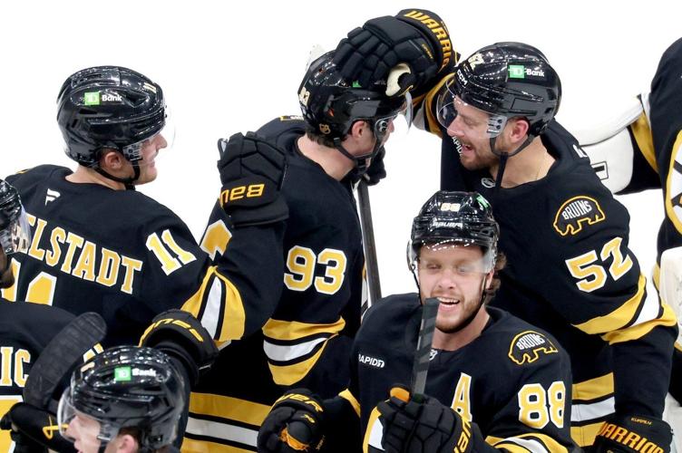 Fraser Minten scores in overtime to lift the Bruins past the Blackhawks ...