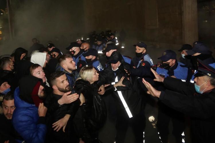 Albania: Clashes during protest over fatal police shooting