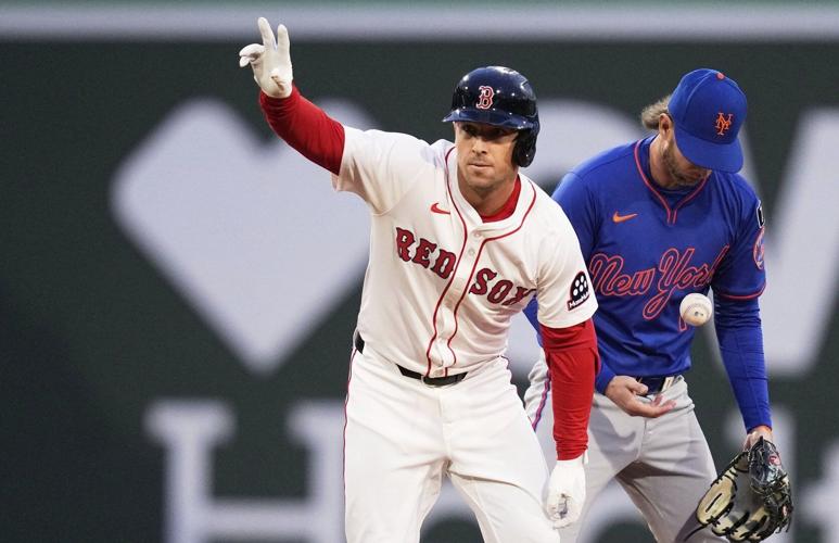 Red Sox third baseman Alex Bregman leaves game with right quad tightness