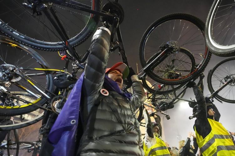 Fireworks, huge joyous crowds welcome students in Serbia's south on the ...