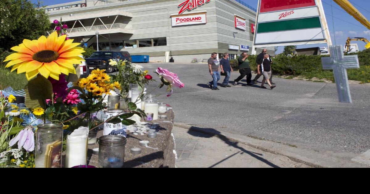 Elliot Lake mall roof collapse: Crews work frantically to find people ...