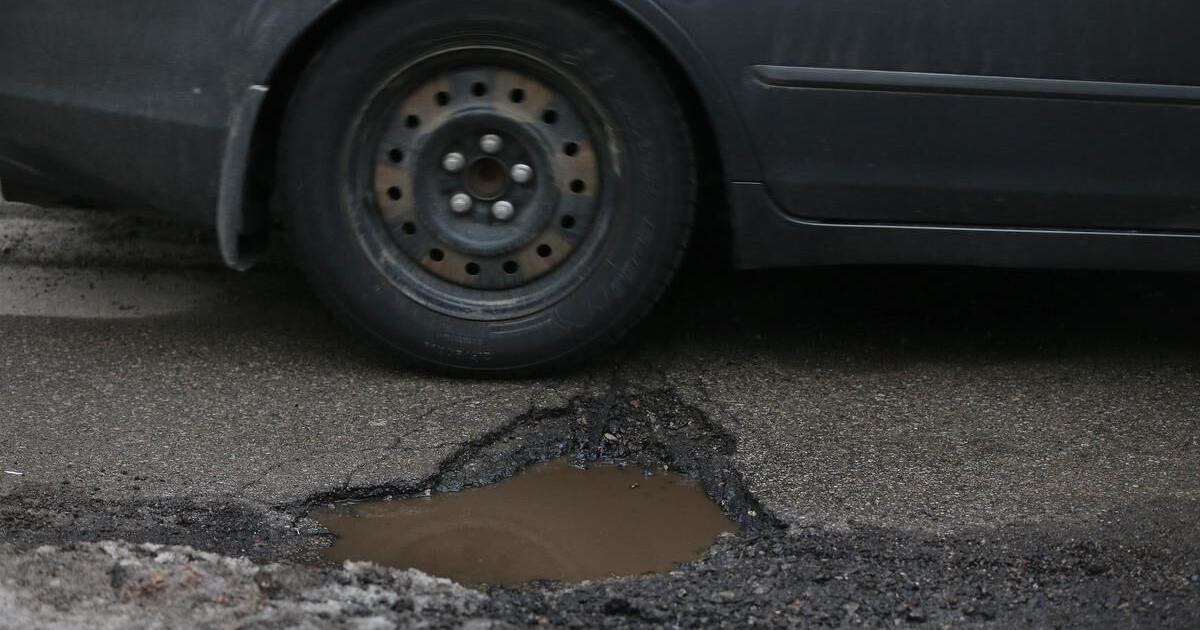 Pothole causes six flat tires in an hour on Gardiner Expressway