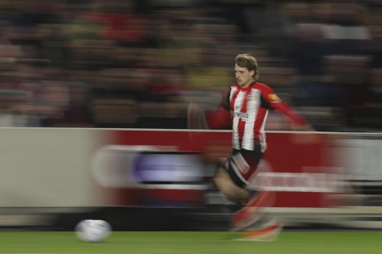 Uninspired Man United lucky to draw at Brentford in dramatic finish