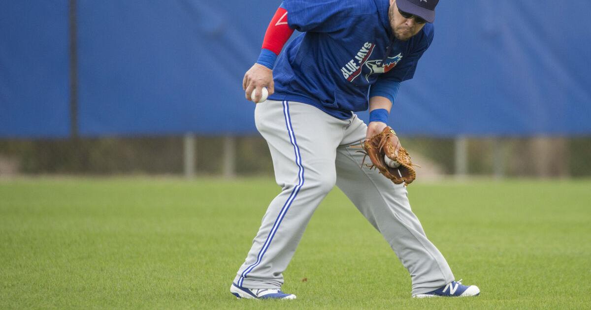 Jays’ Steve Pearce elbows his way to first base