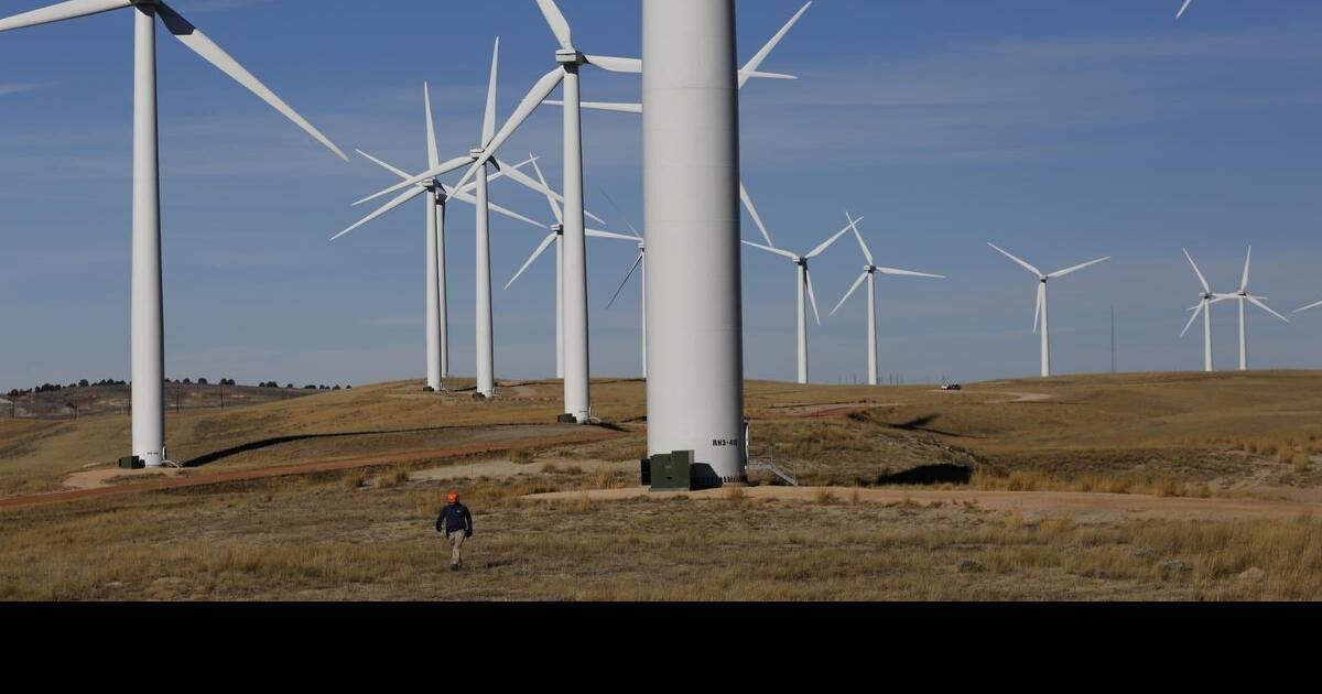 Martha’s Vineyard wind-farm sites spur $405 million bids