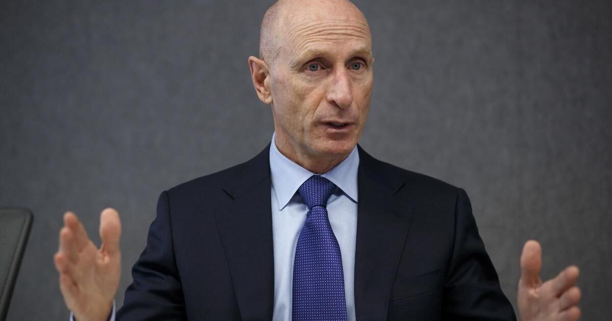As the share price falls, retiring Hydro One CEO to get millions