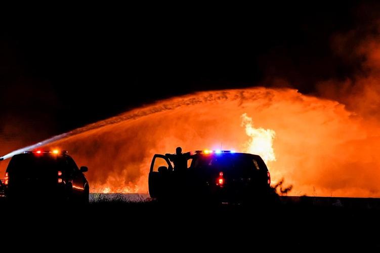 Firefighters contain large blaze at Dallas-area factory