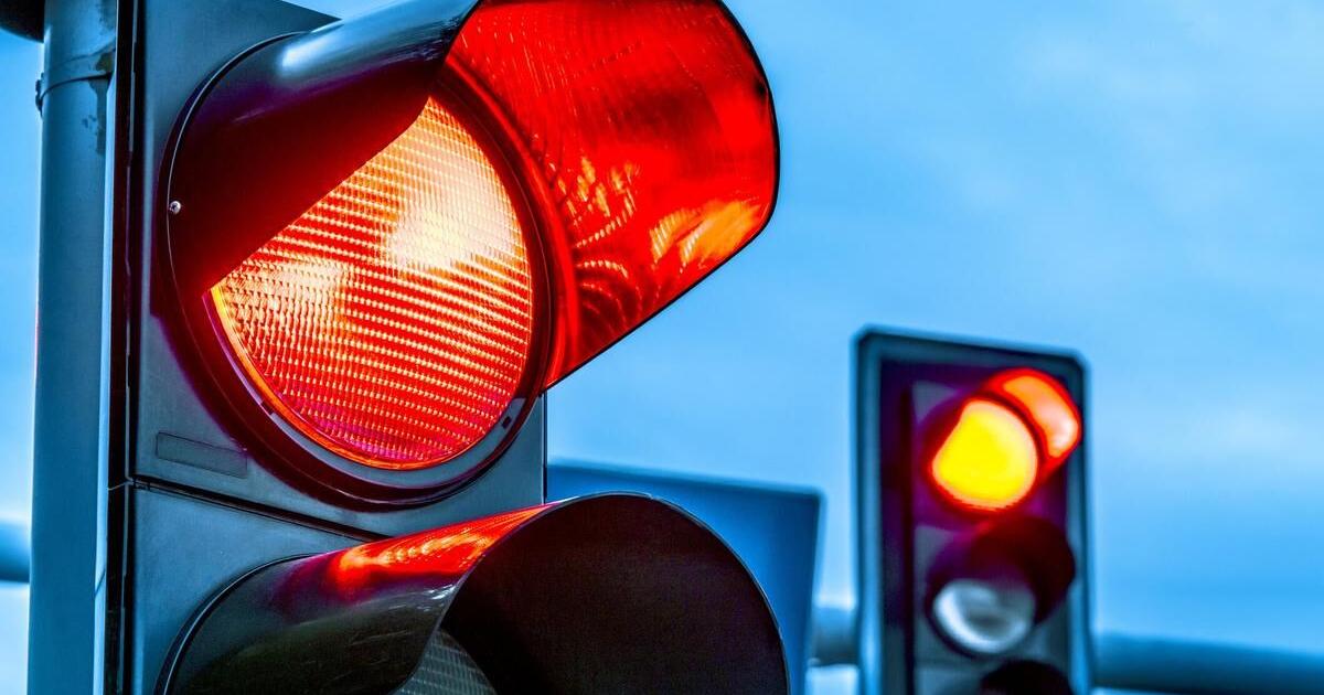 A new way to time traffic lights uses AI and the Internet of things
