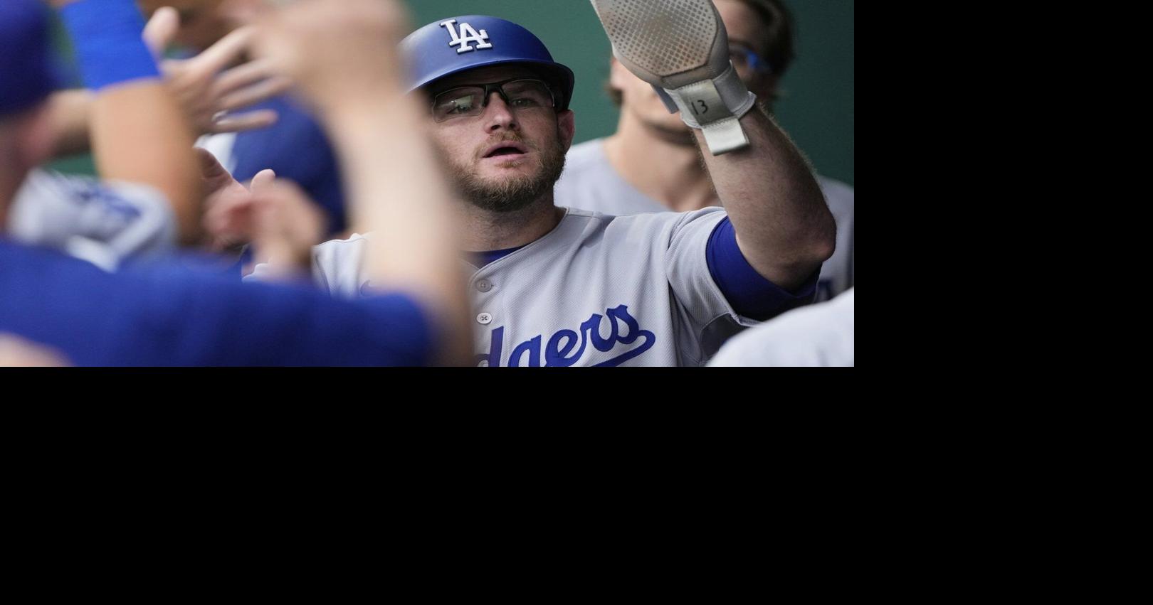 Dodgers' Max Muncy injured while tagging out Michael A. Taylor of White Sox