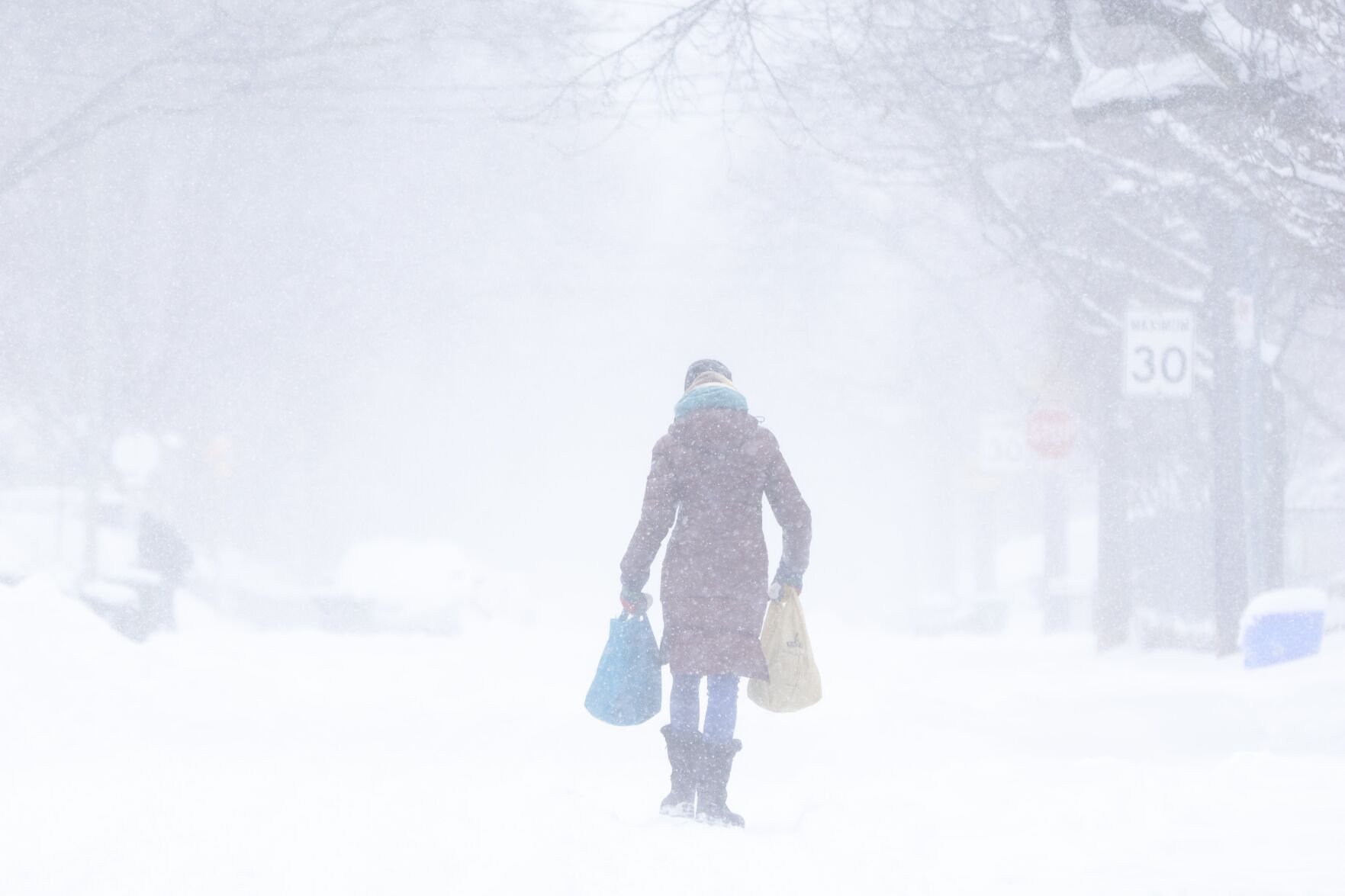 Toronto snowfall warning live: Major commute, travel delays