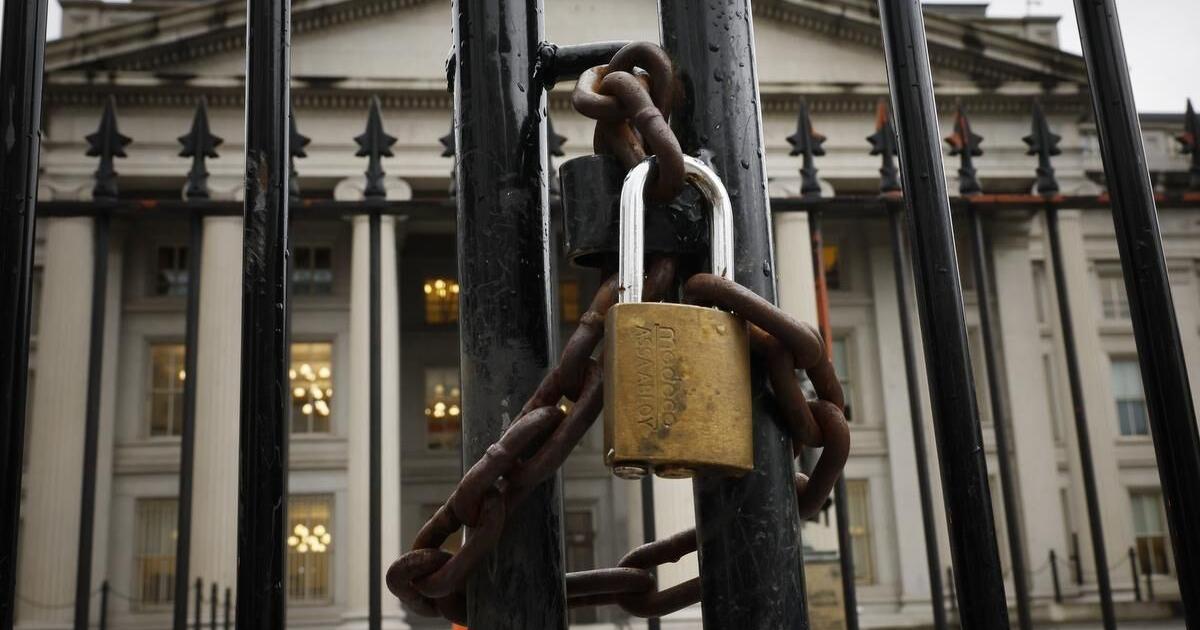 U.S. bank collapse: How should the average investor respond?