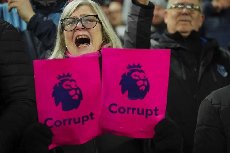 Angry Everton fans march to Goodison Park in protest at 10-point ...