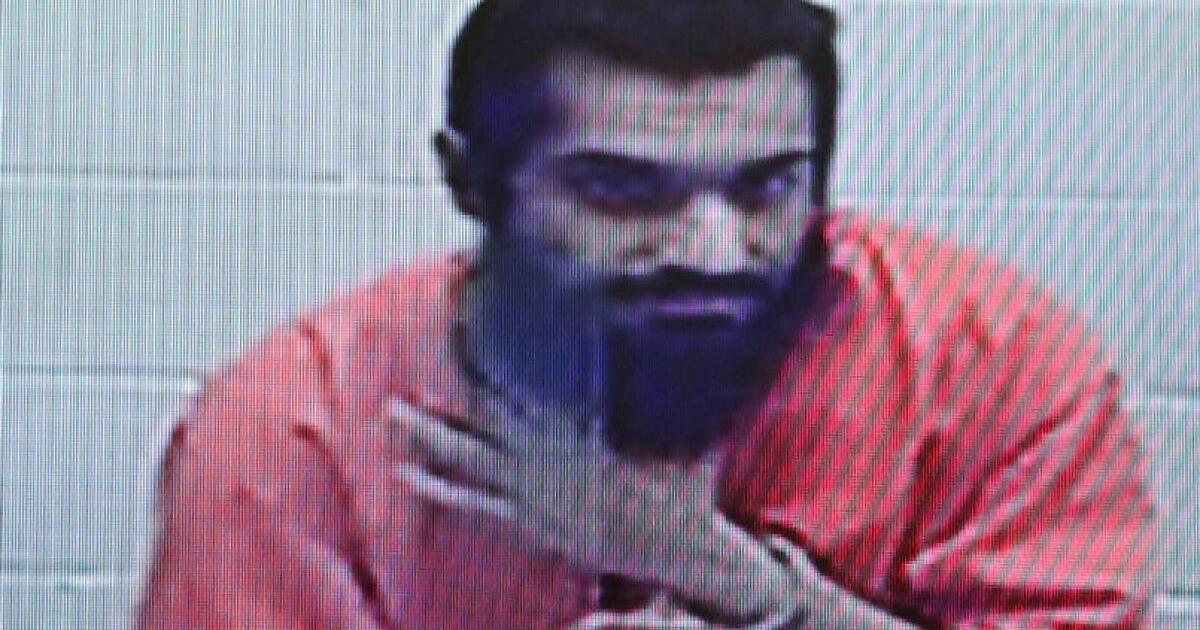 Suspected terrorist asked him how to make explosives, officer testifies