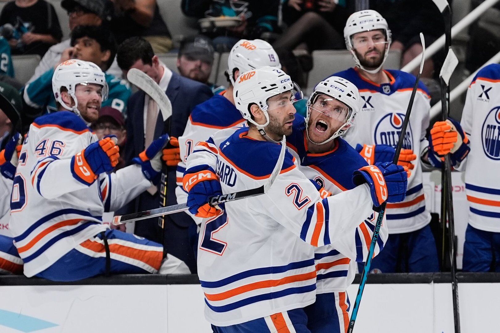 Connor McDavid nets hat trick on 5-point night as Oilers surge into ...