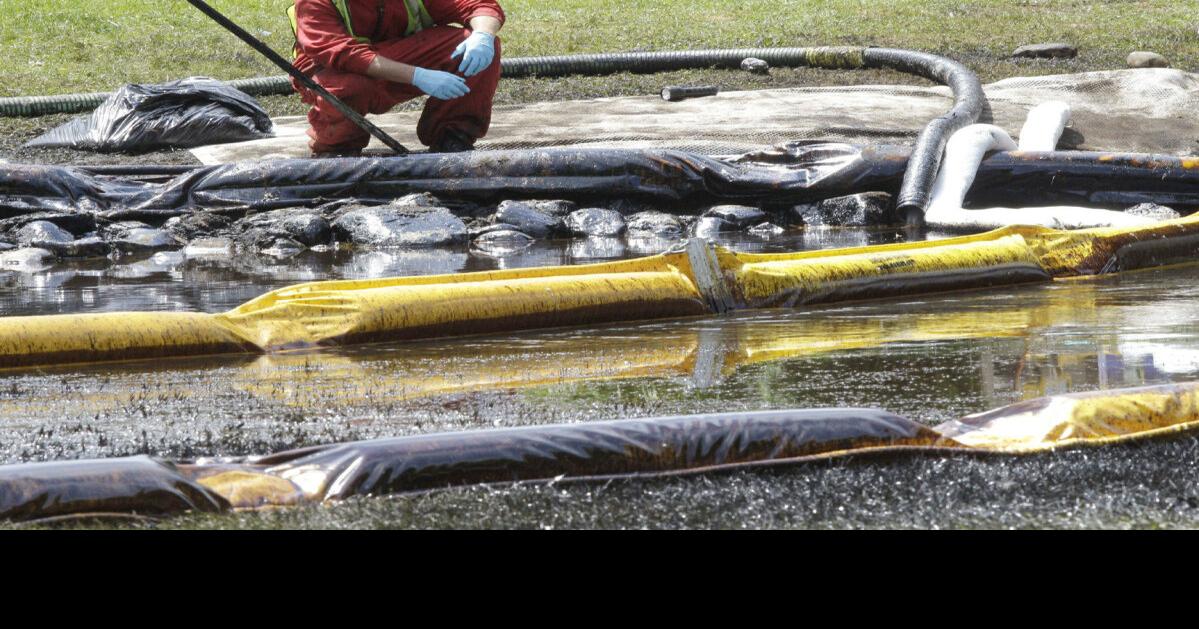 U.S. pipeline agency probes Enbridge oil spill