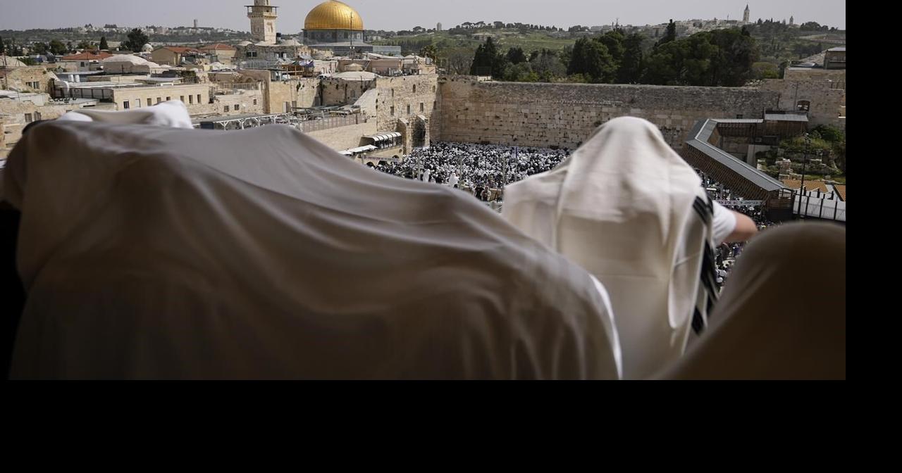 Tensions build around Jerusalem shrine after Syria rockets