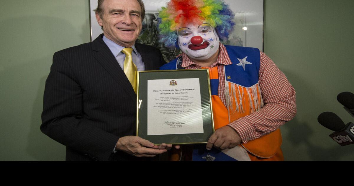 Doo Doo the Clown sings with The Tenors