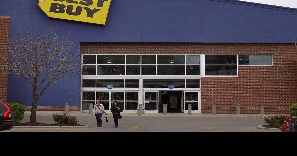 Best Buy founder proposes taking retailer private